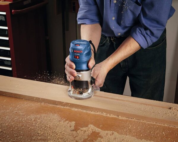 Router de mano con guía de borde BOSCH GKF125CEK